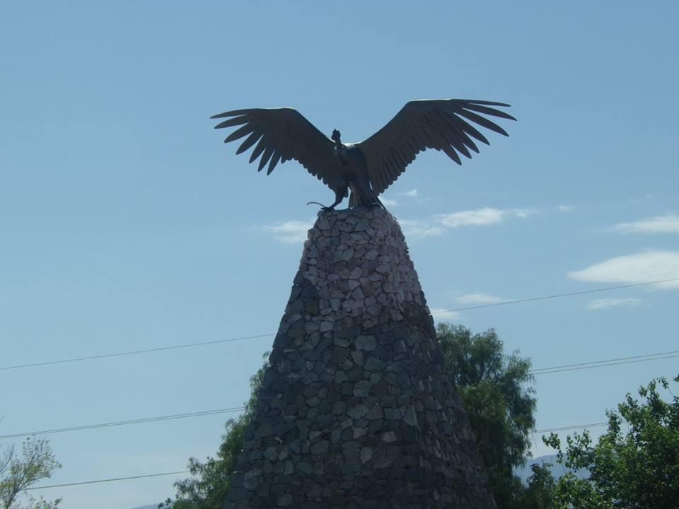 VILLA DOLORES: Monumento al Cóndor